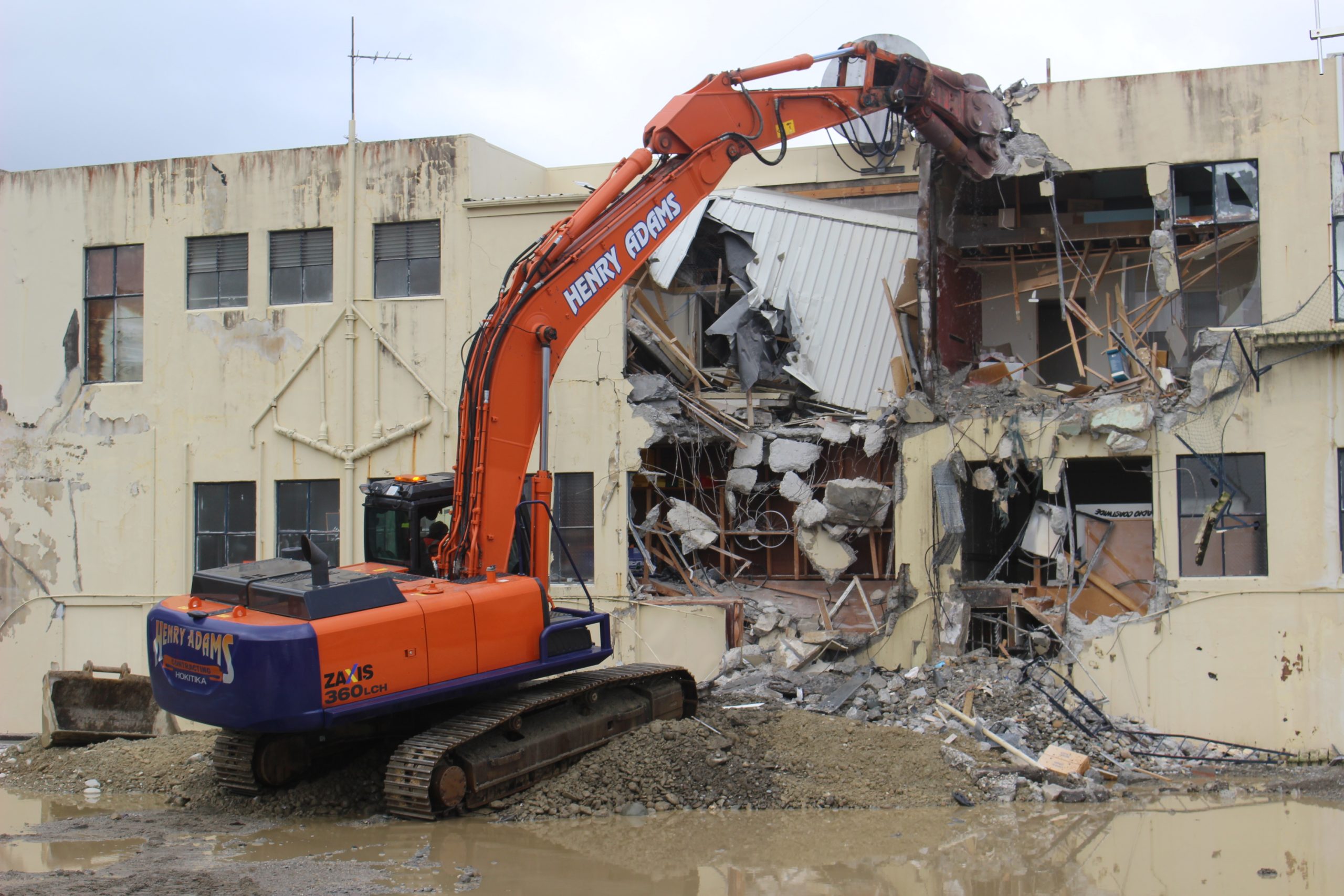 Broadcasting House demolition begins - Greymouth Star