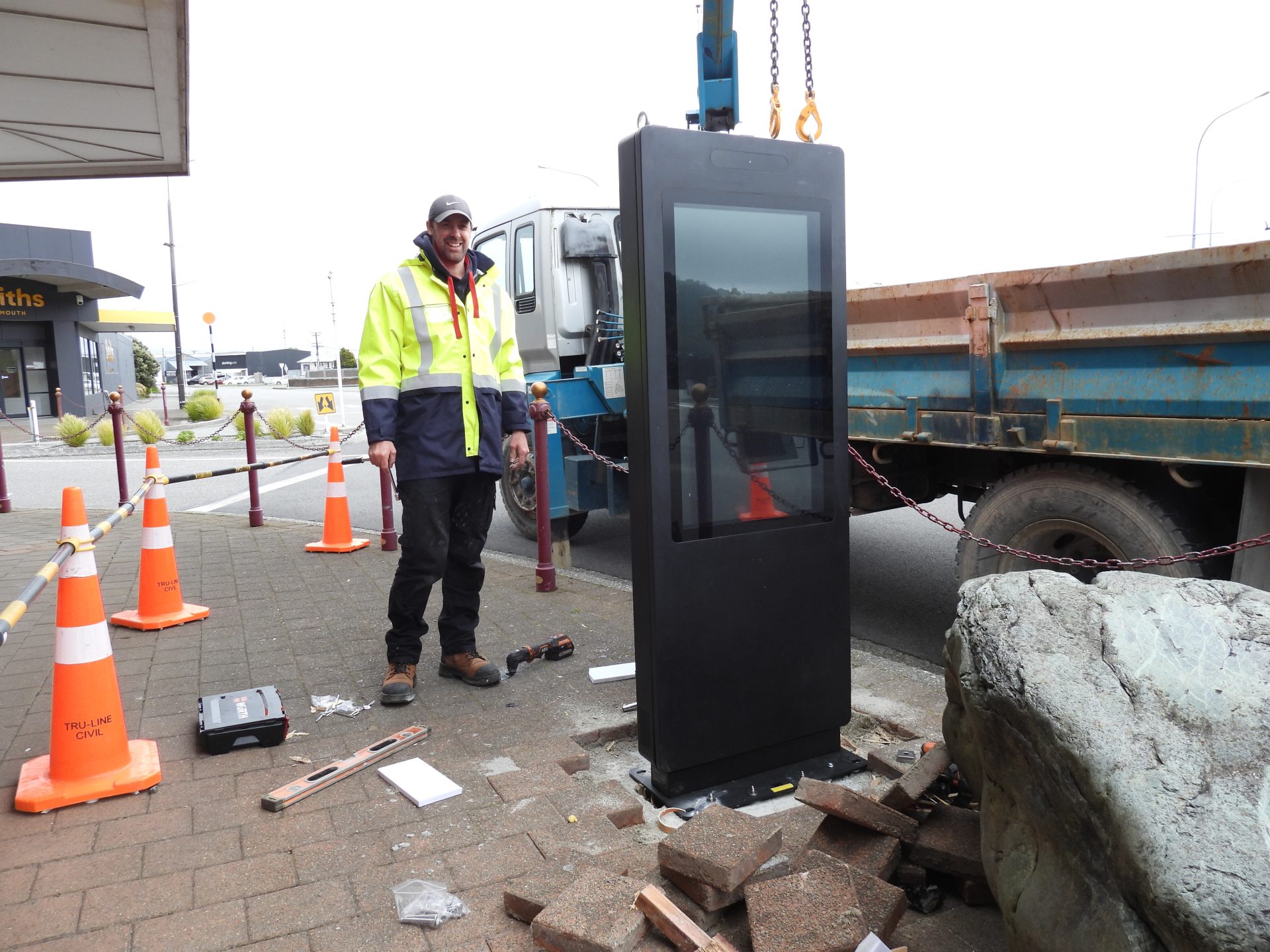 Street screens go up - Greymouth Star
